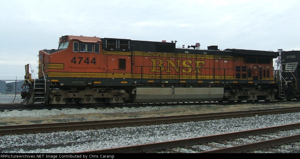 BNSF 4744 on NS 500